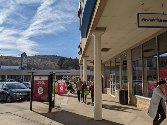 The Crossings Premium Outlets - Red Maple